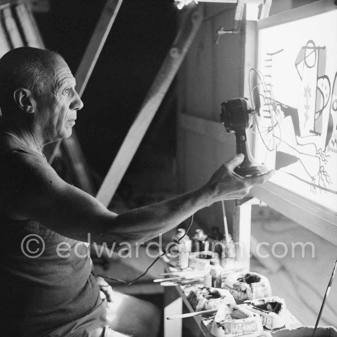 During filming of "Le mystère Picasso". Pablo Picasso working on ...