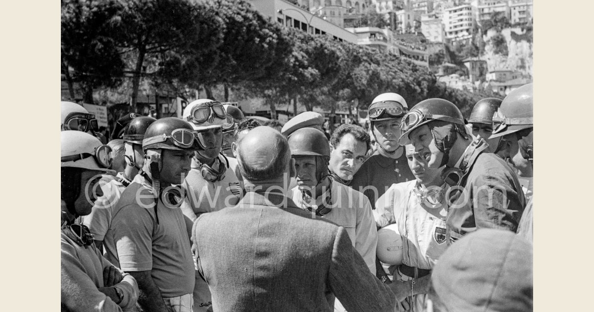 Driver's briefing, from left Maurice Trintignant, Juan Manuel Fangio ...