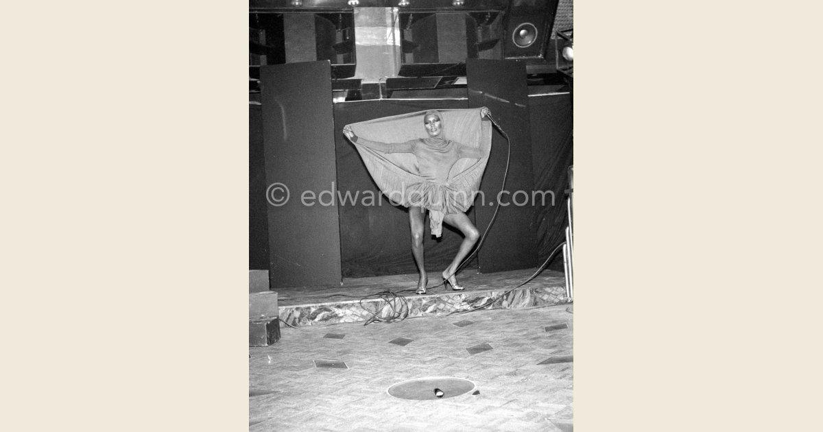 Grace Jones, performance at Hotel Byblos, Saint-Tropez 1978. | Edward ...